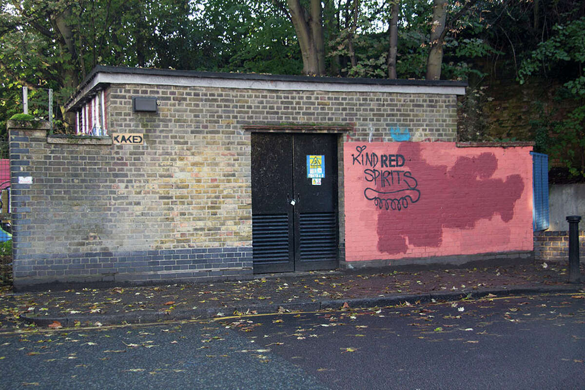 British graffiti war might make you laugh (photos)