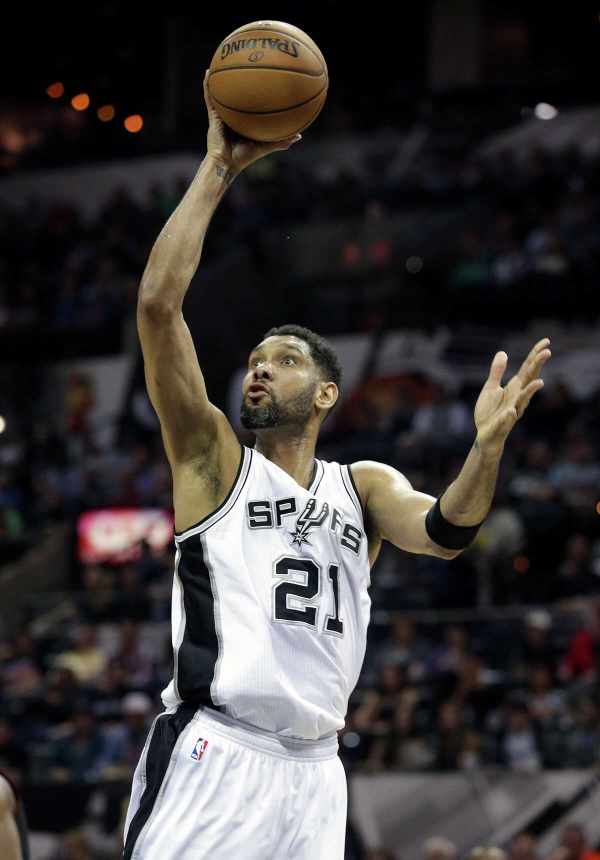 Spurs’ Duncan makes it official: He’ll be back