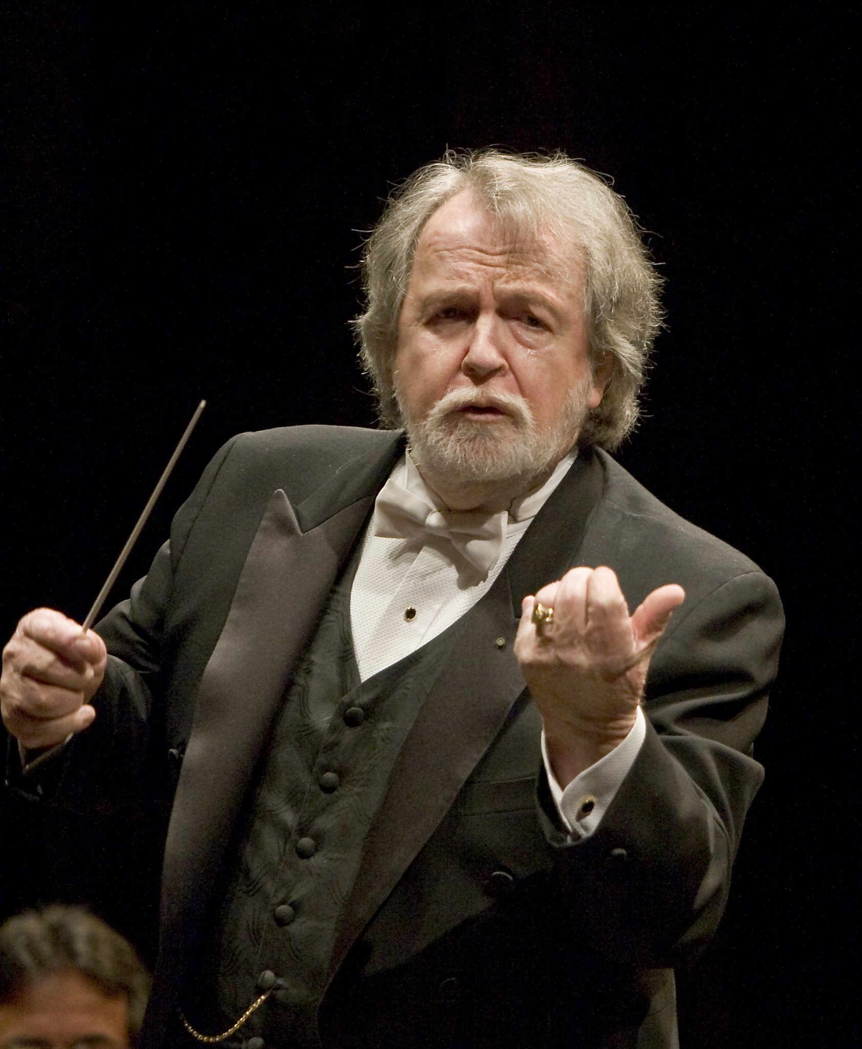 George Cleve, vibrant Mozart conductor, dies at 79
