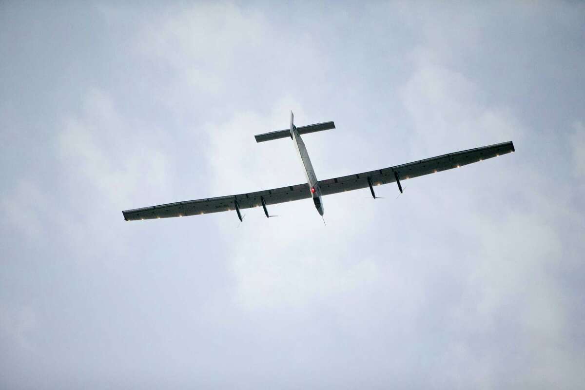 Solar plane crosses Pacific to Bay Area on trip around the world