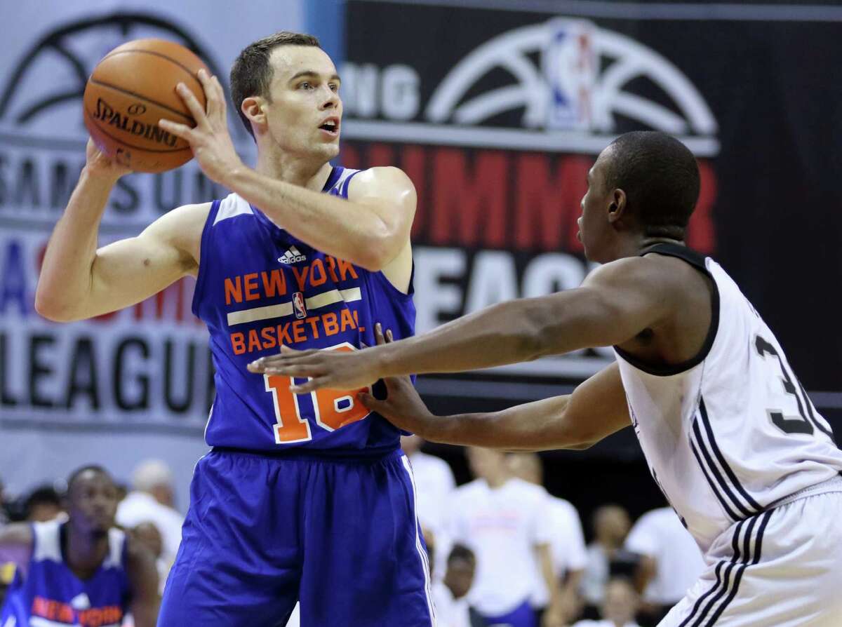 In Simmons, Spurs make low-cost roster addition