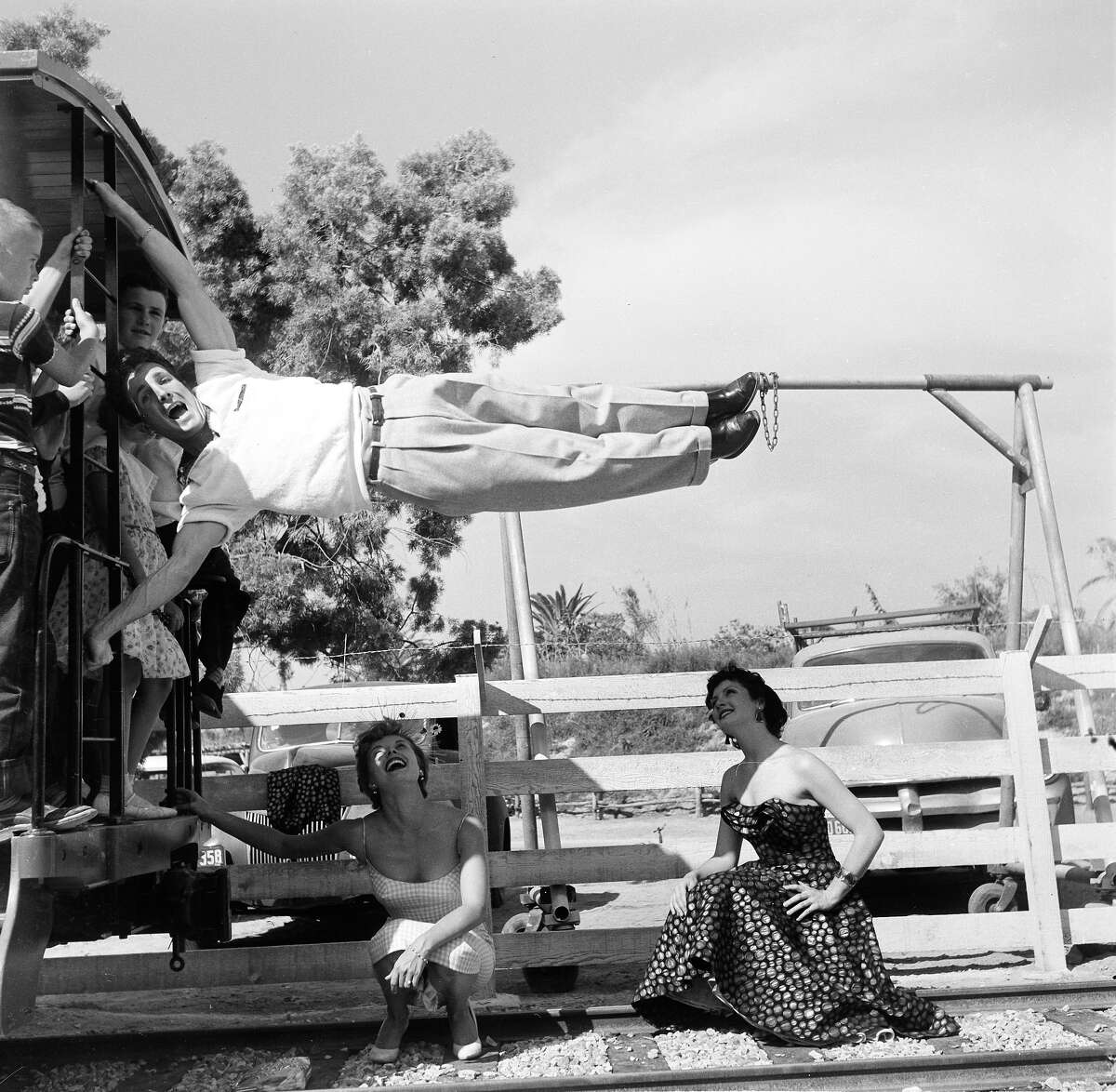 See rare color photos from Disneyland's opening