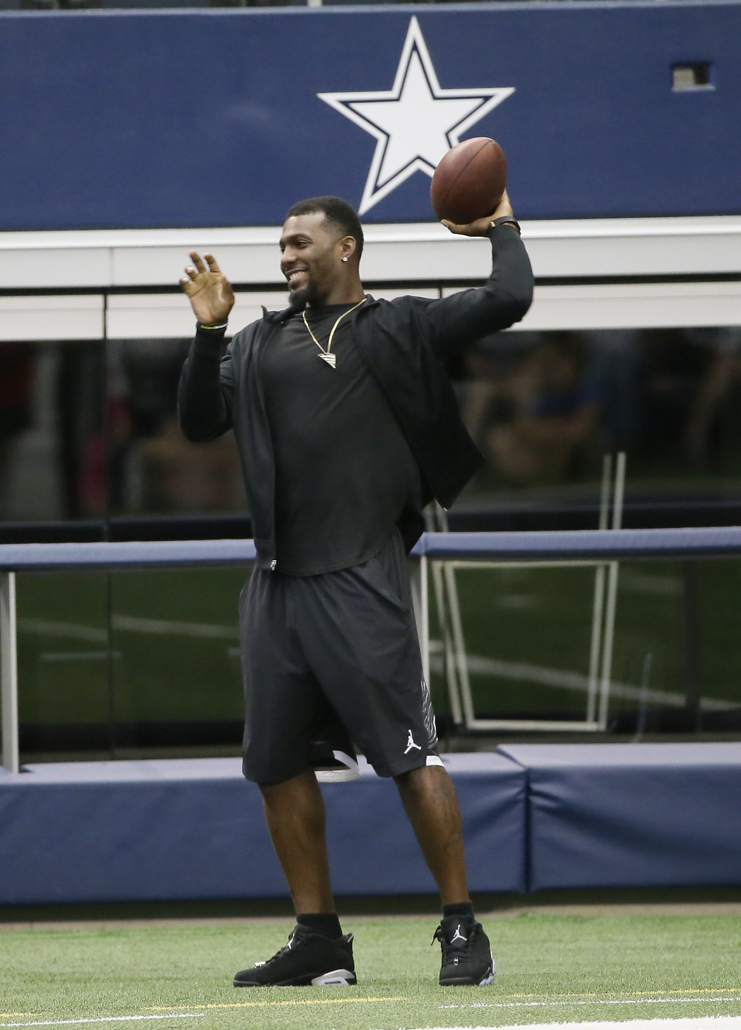 Houston becomes highest-paid linebacker with $101 million deal