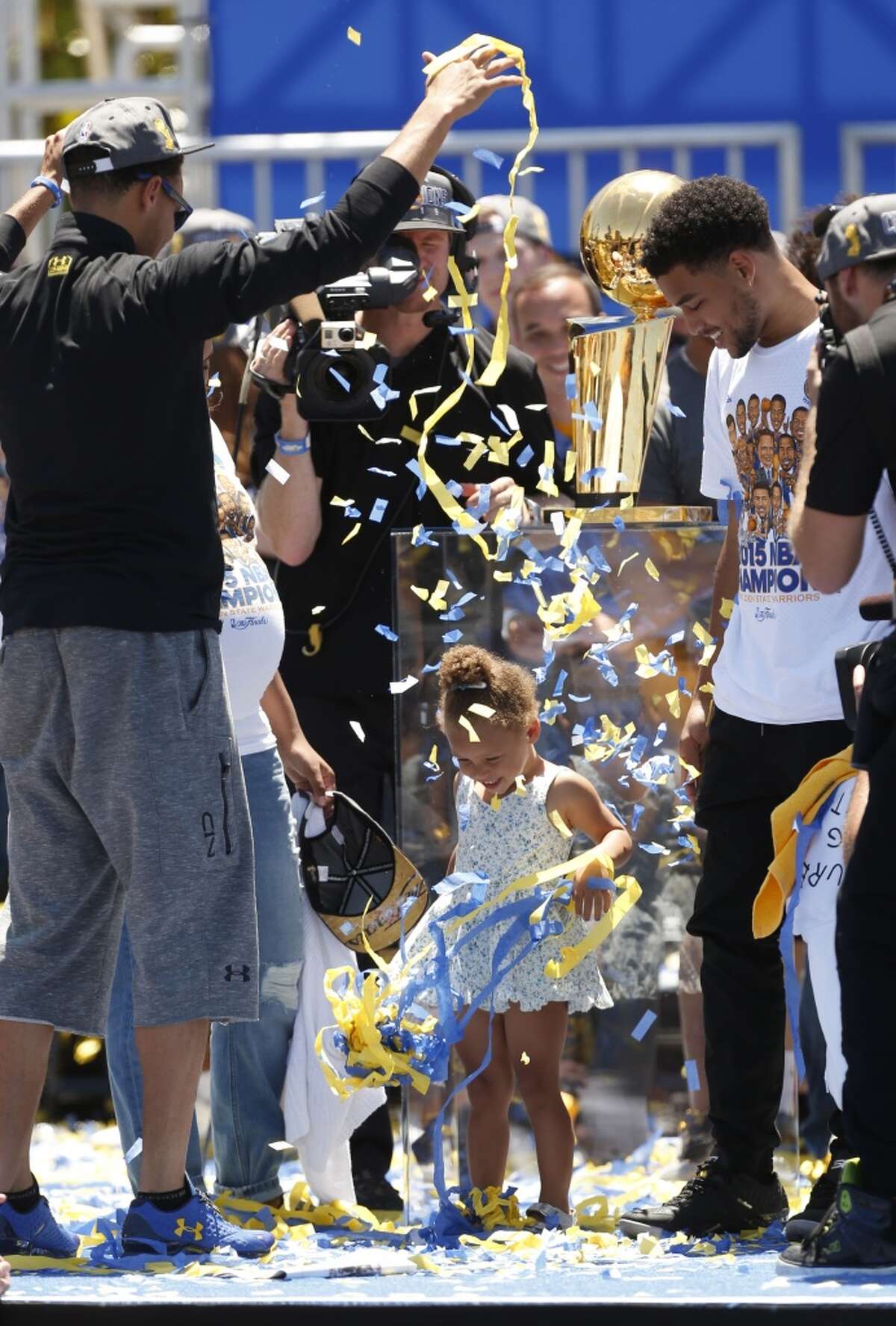 Steph Curry and Draymond Green meet, groove with dancing Warriors mom