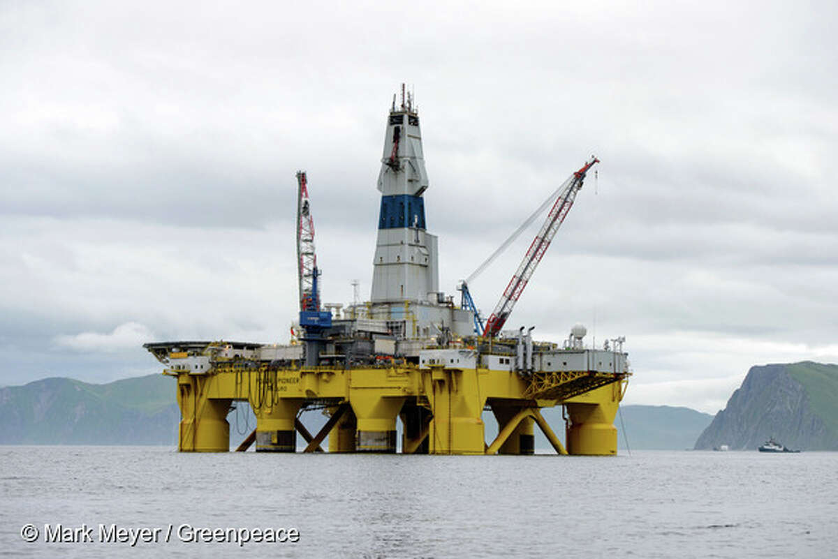 Shell docks Arctic rigs in Alaska