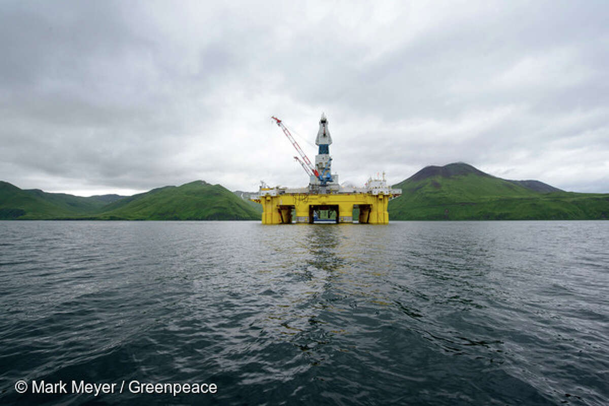 Shell docks Arctic rigs in Alaska