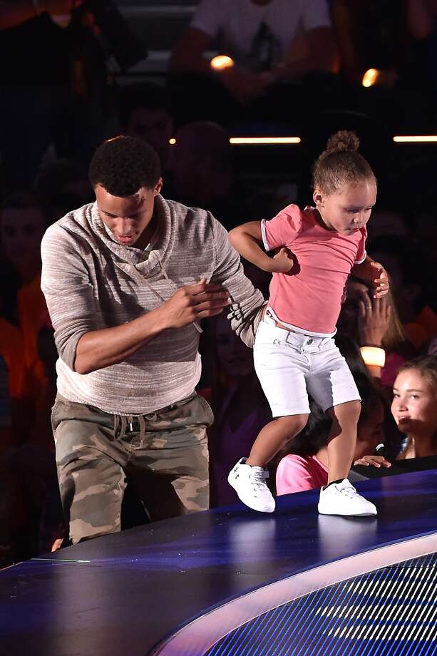 Riley Curry's dance moves go viral at Warriors' last preseason game ...
