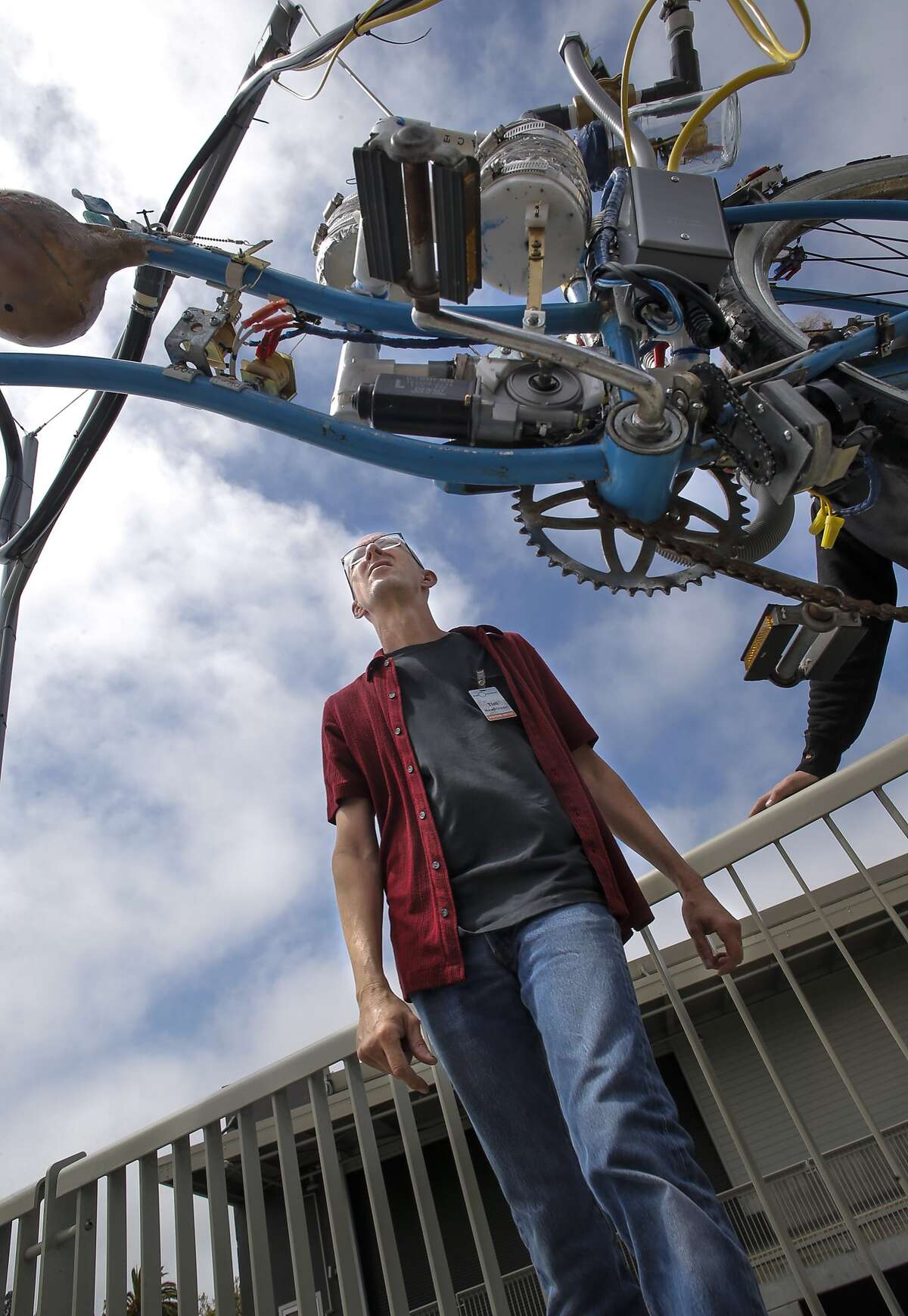 Sculptor’s waterfront contraption is played by the tides