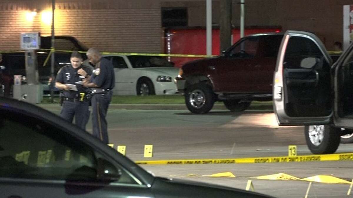 Suspects escape after shootout with officer in NW Harris County