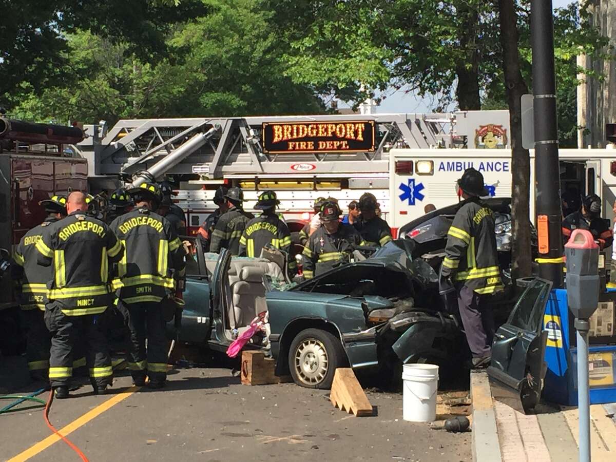 Bridgeport crash injures 2, damages 7 vehicles