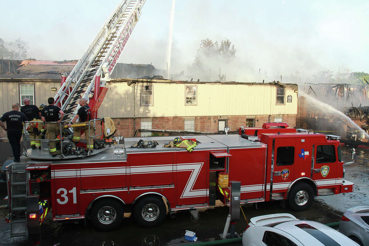 4-alarm apartment fire displaces residents at Gentry House Apartments