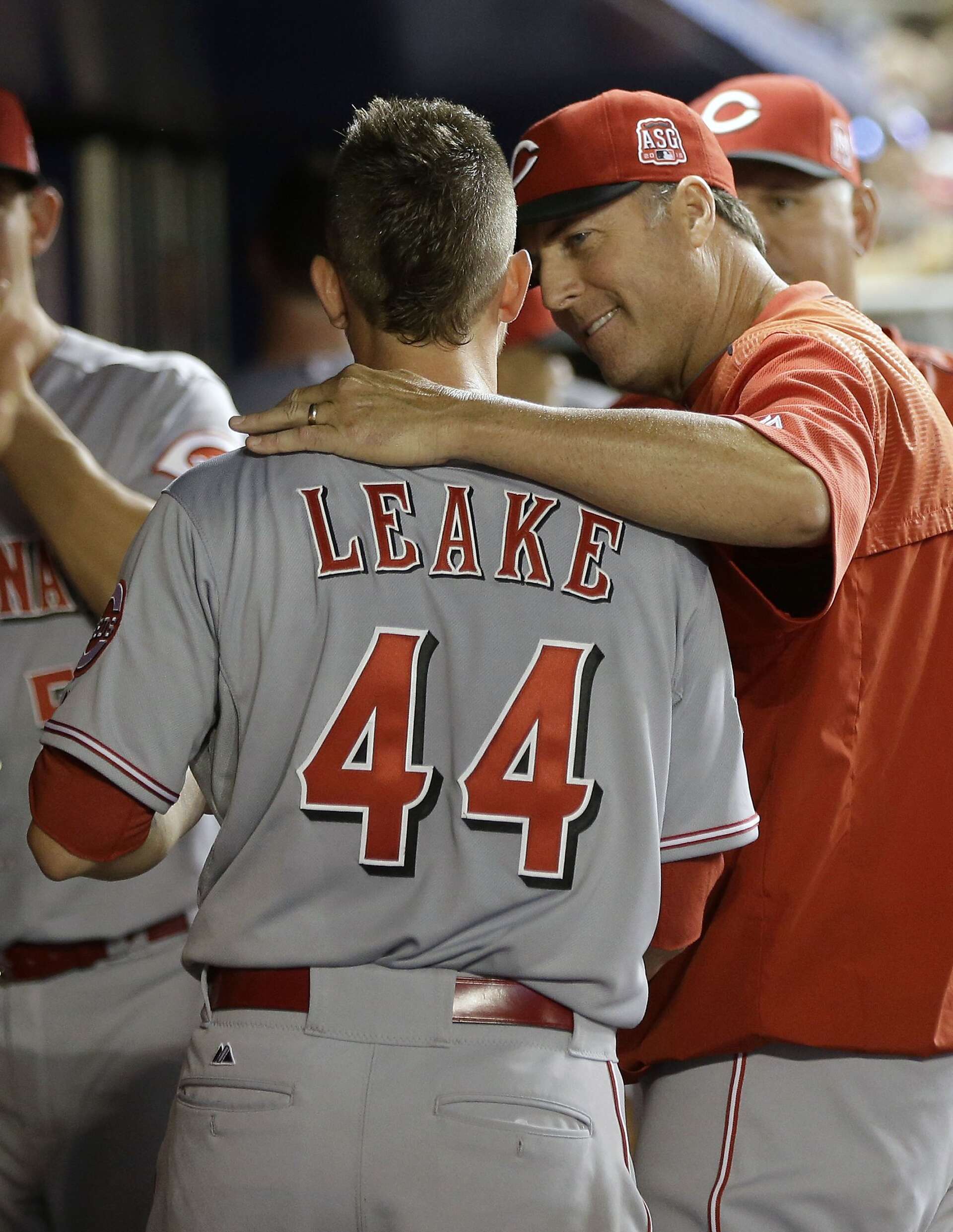 Giants acquire Mike Leake from Reds to bolster rotation