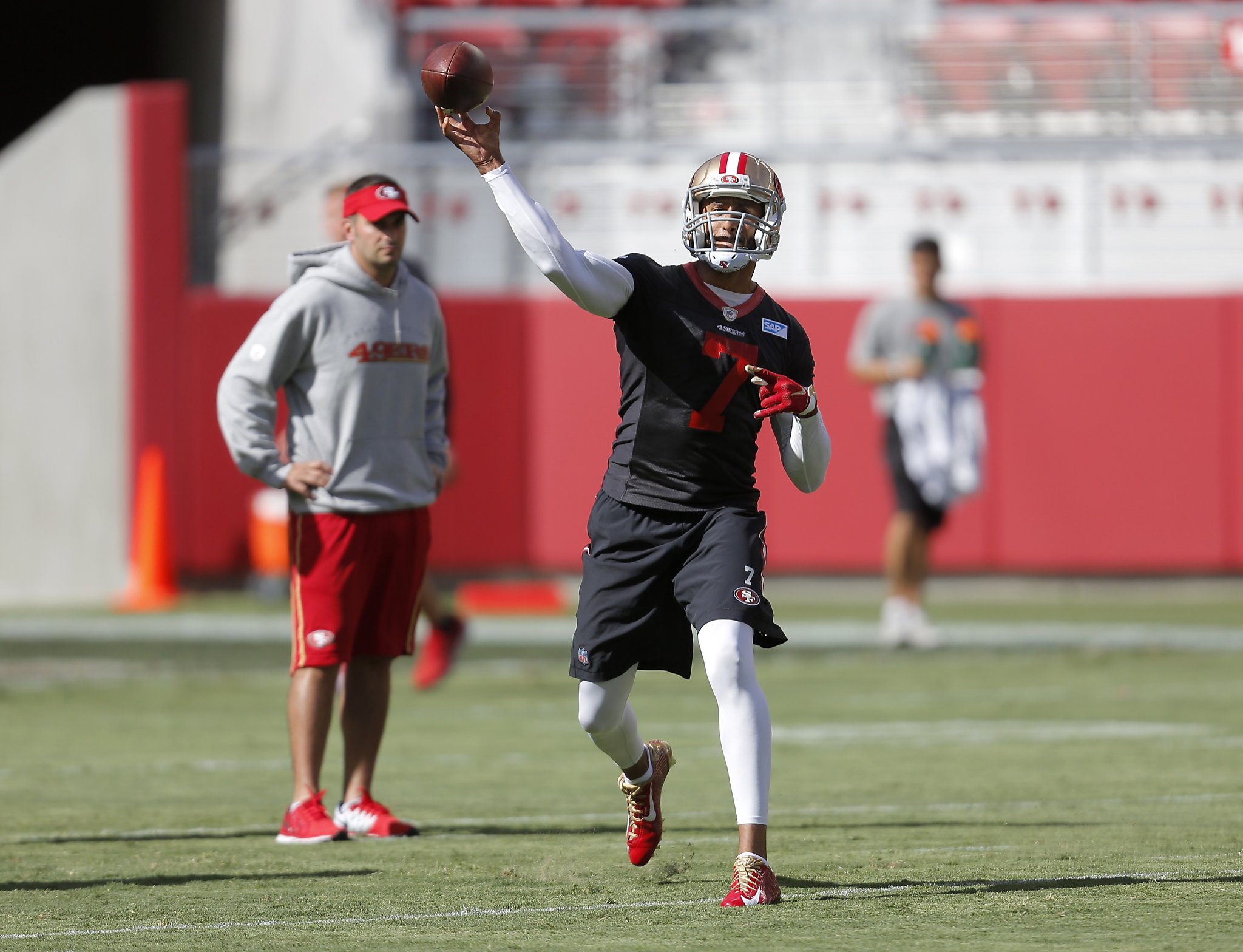 49ers practice at Levi’s despite chunky field