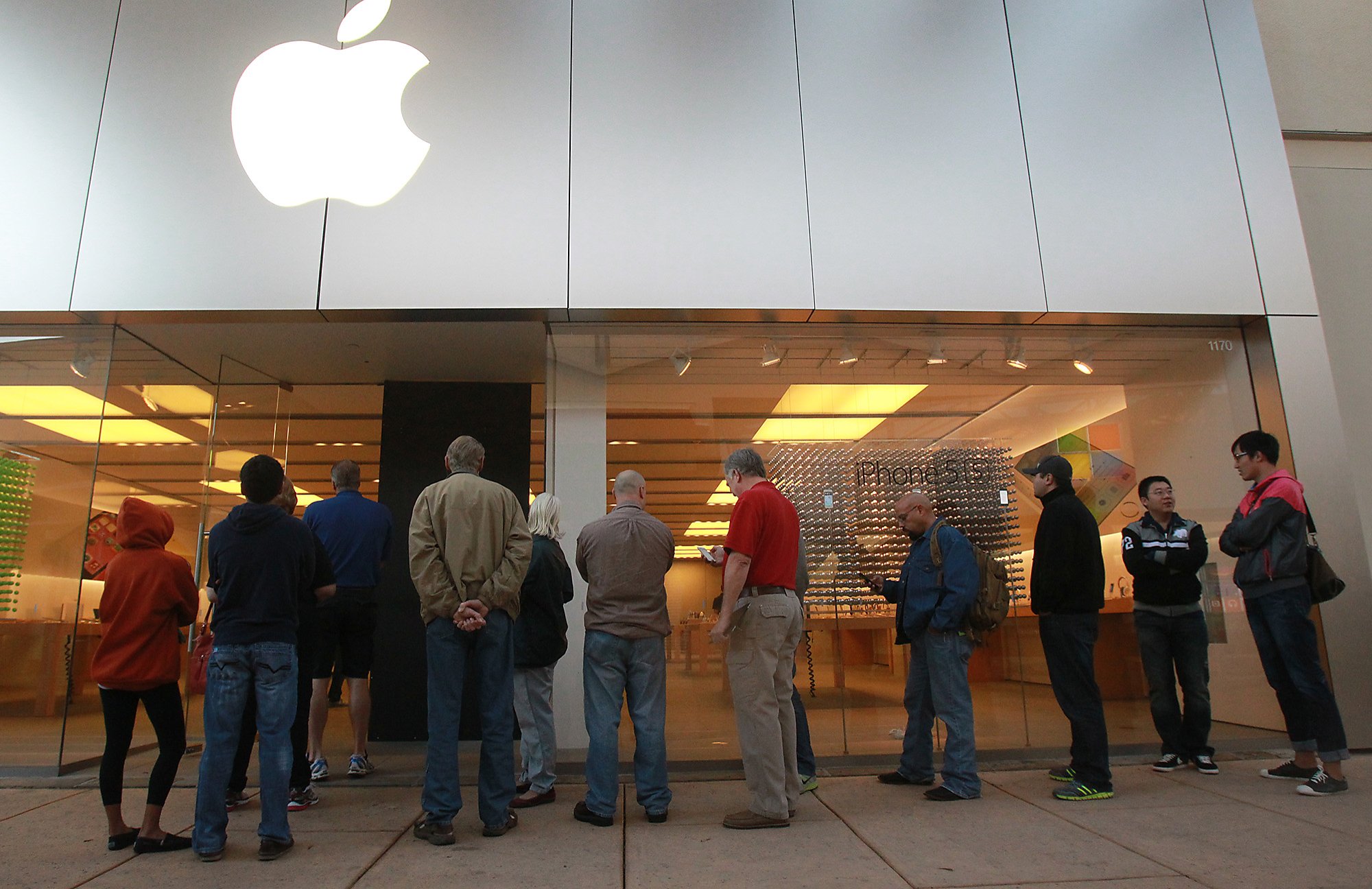 Tech companies are hoarding cash — but not to buy others