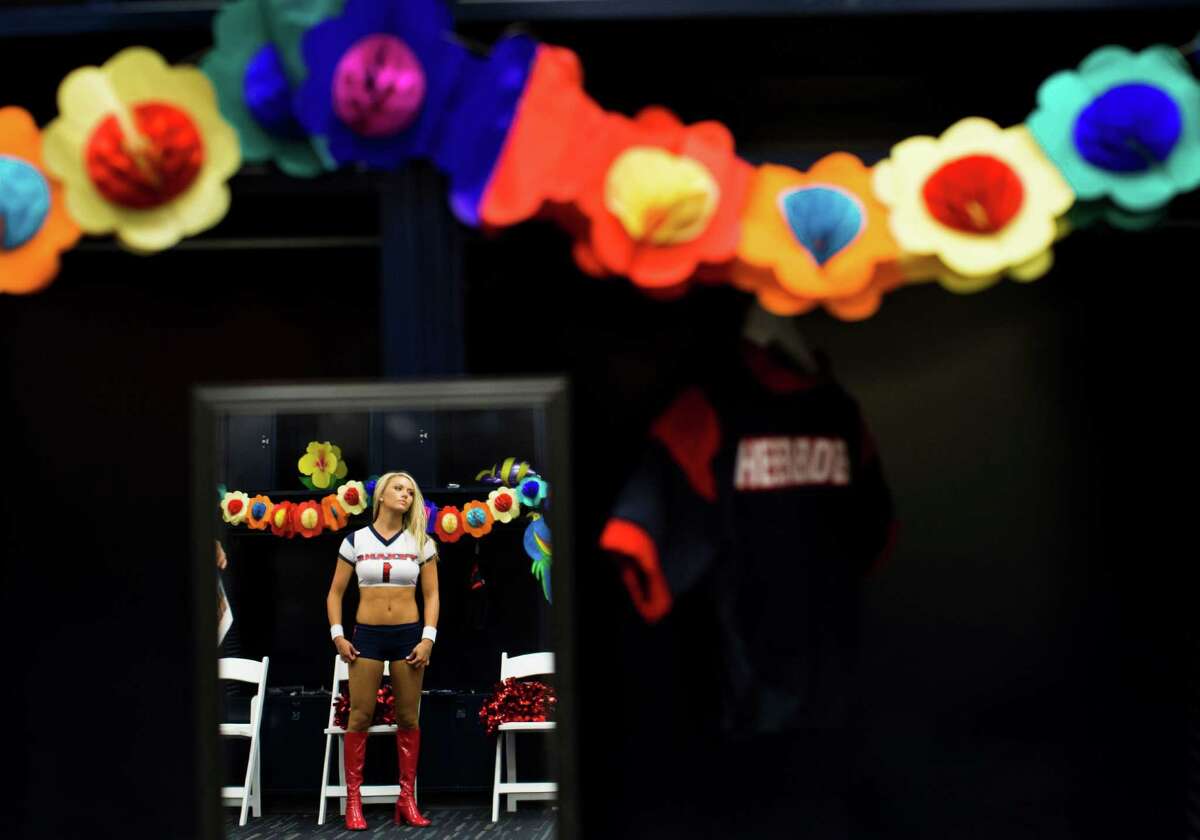 Texans' cheerleaders unveil annual swimsuit calendar