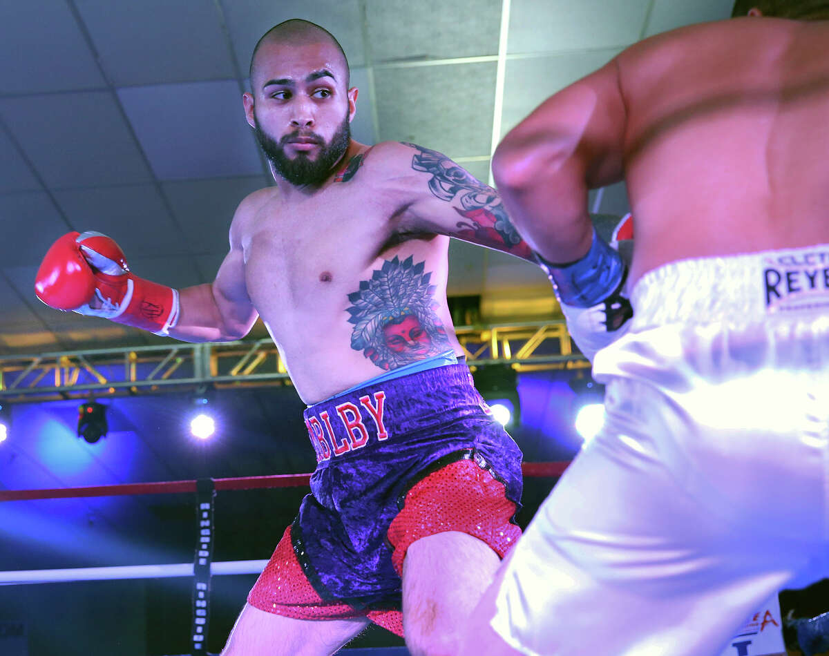 Leija Jr. wins professional debut