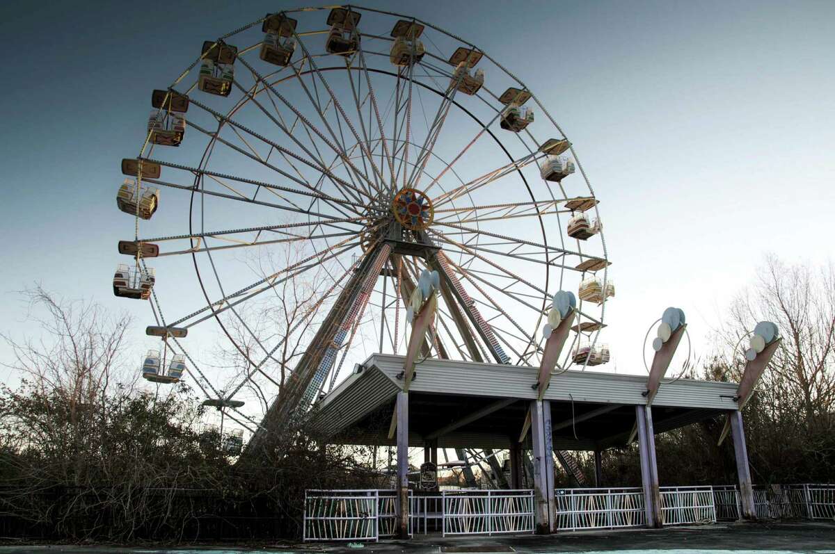 Photos show desolate, abandoned Six Flags New Orleans 10 years after ...
