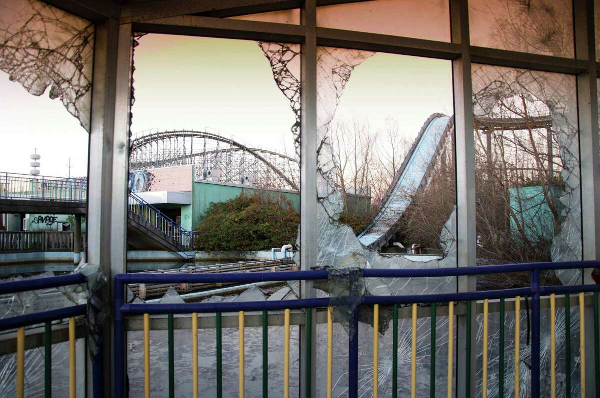 Photos show desolate, abandoned Six Flags New Orleans 10 years after ...