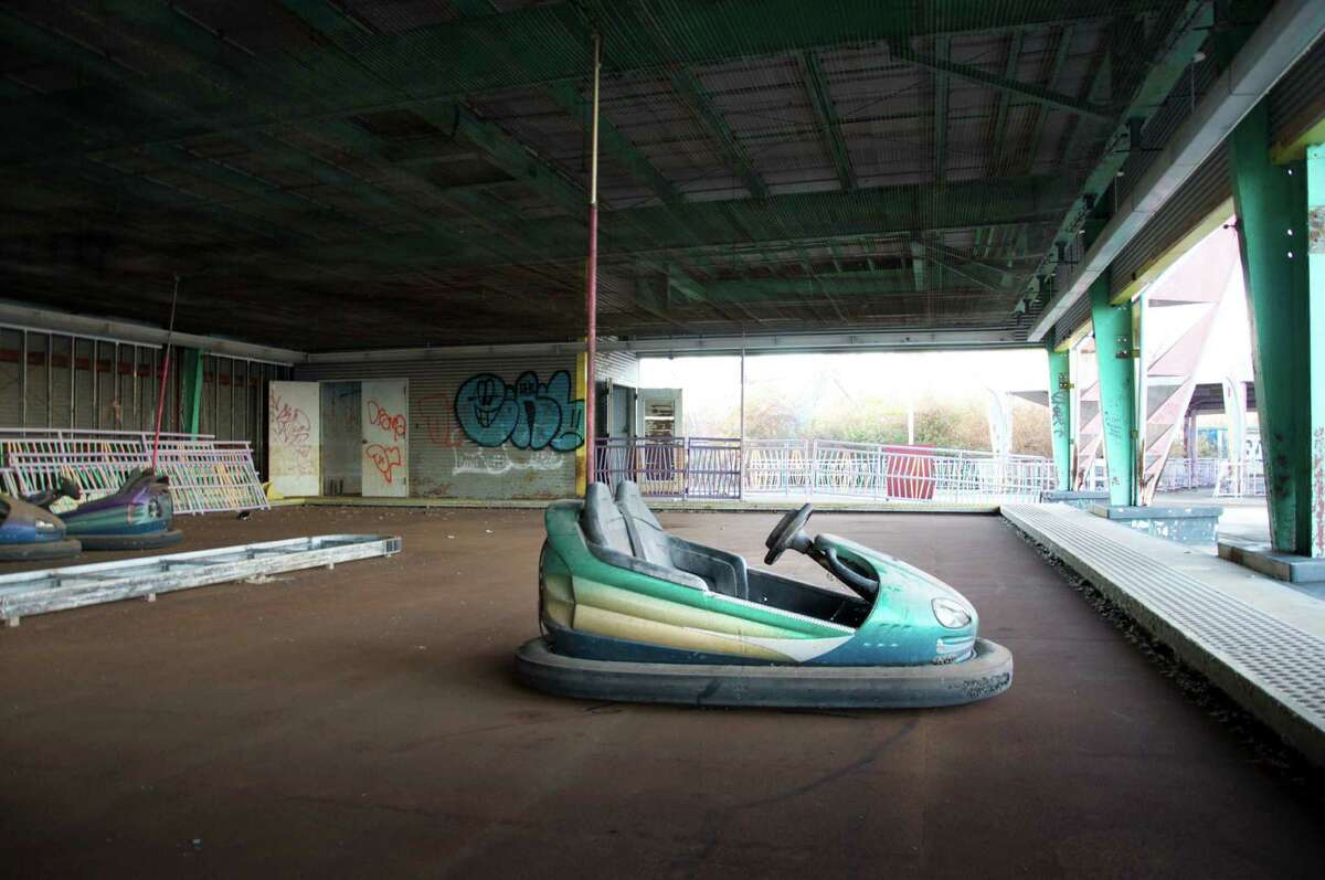 Photos show desolate, abandoned Six Flags New Orleans 10 years after ...