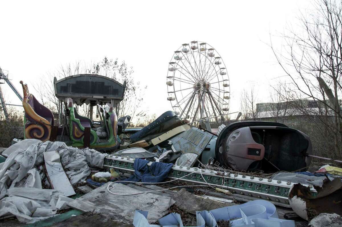 Photos show desolate, abandoned Six Flags New Orleans 10 years after ...