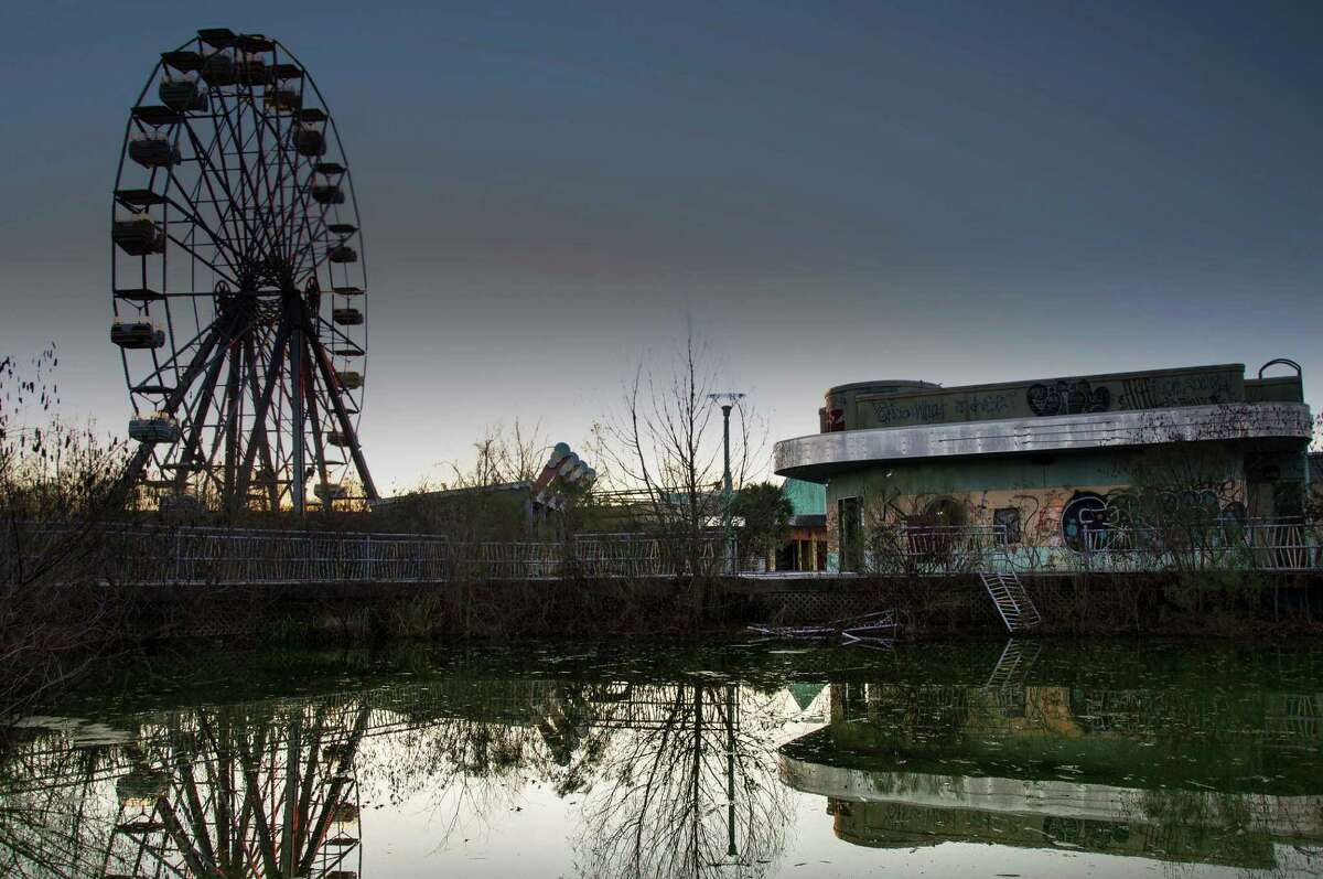 Photos show desolate, abandoned Six Flags New Orleans 10 years after ...