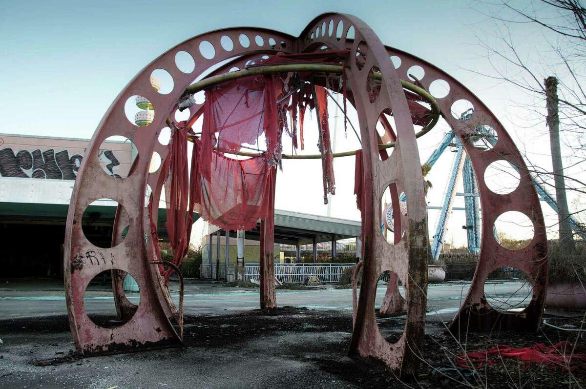 Photos show desolate, abandoned Six Flags New Orleans 10 years after ...