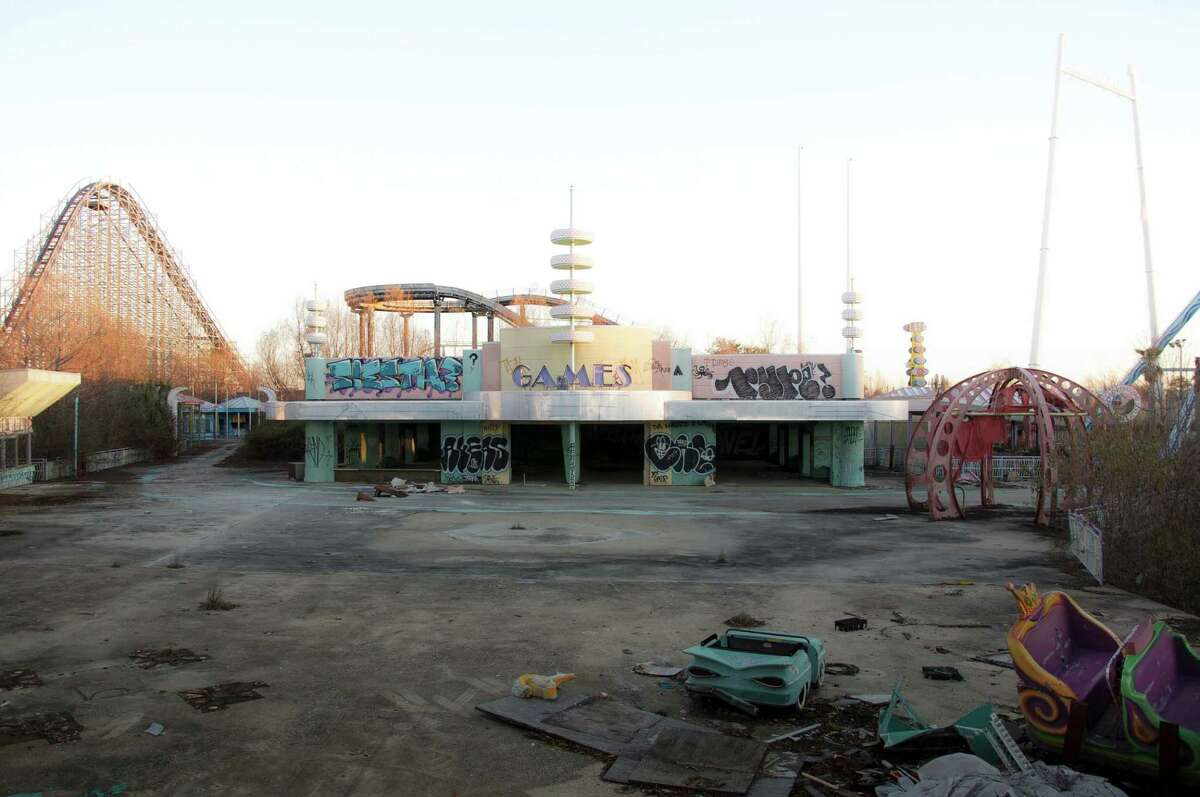Photos show desolate, abandoned Six Flags New Orleans 10 years after ...