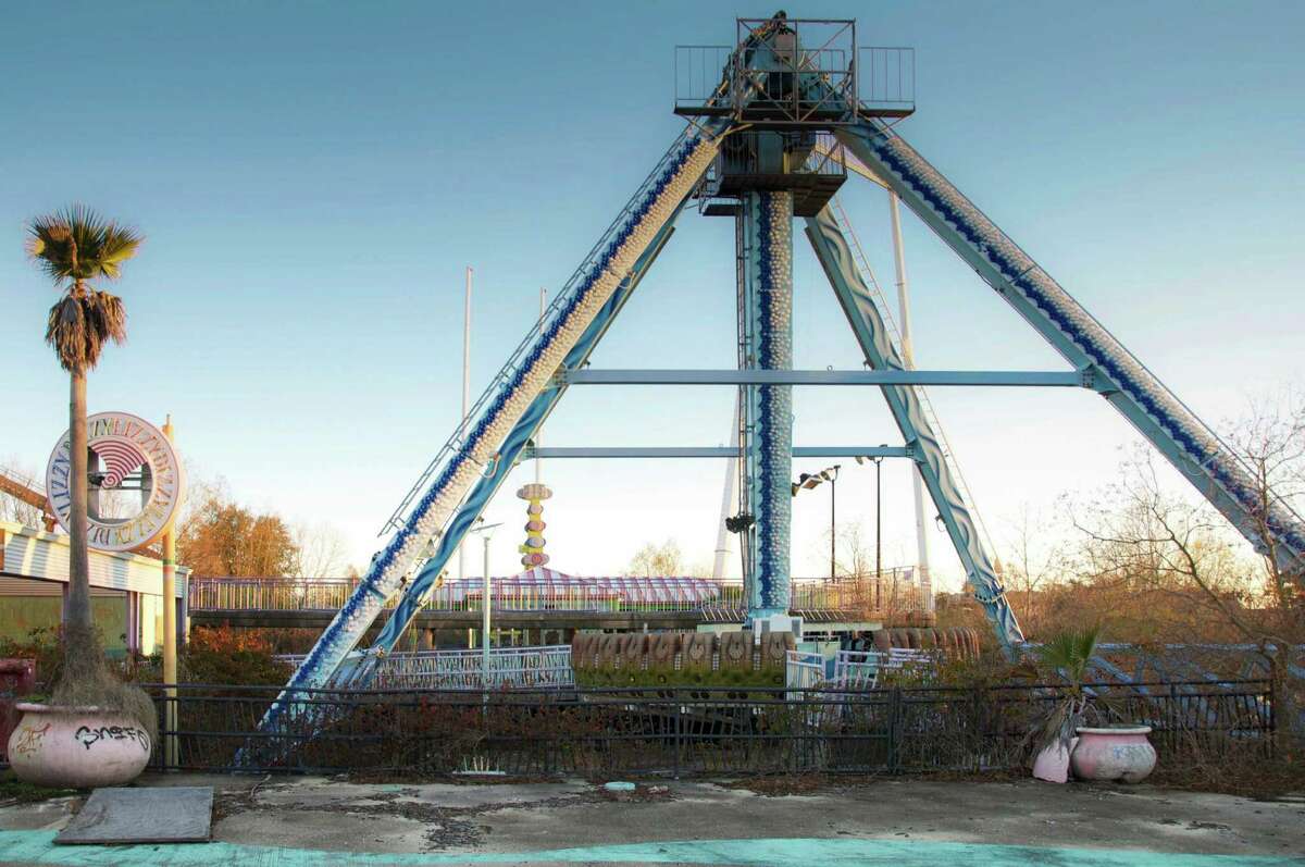 Photos show desolate, abandoned Six Flags New Orleans 10 years after ...