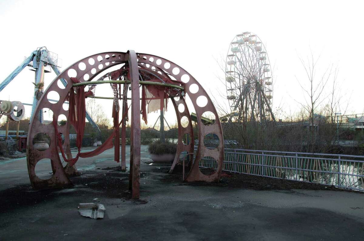 Photos show desolate, abandoned Six Flags New Orleans 10 years after ...