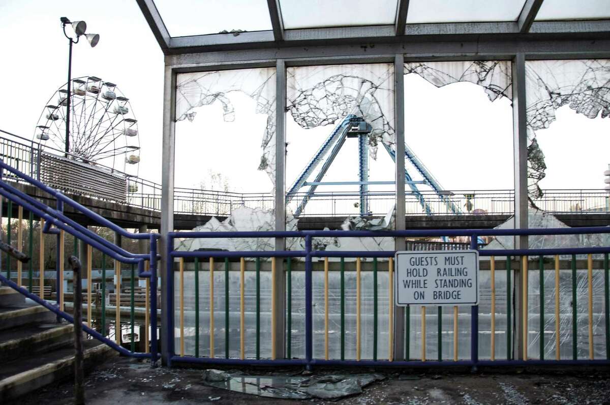 Photos show desolate, abandoned Six Flags New Orleans 10 years after ...