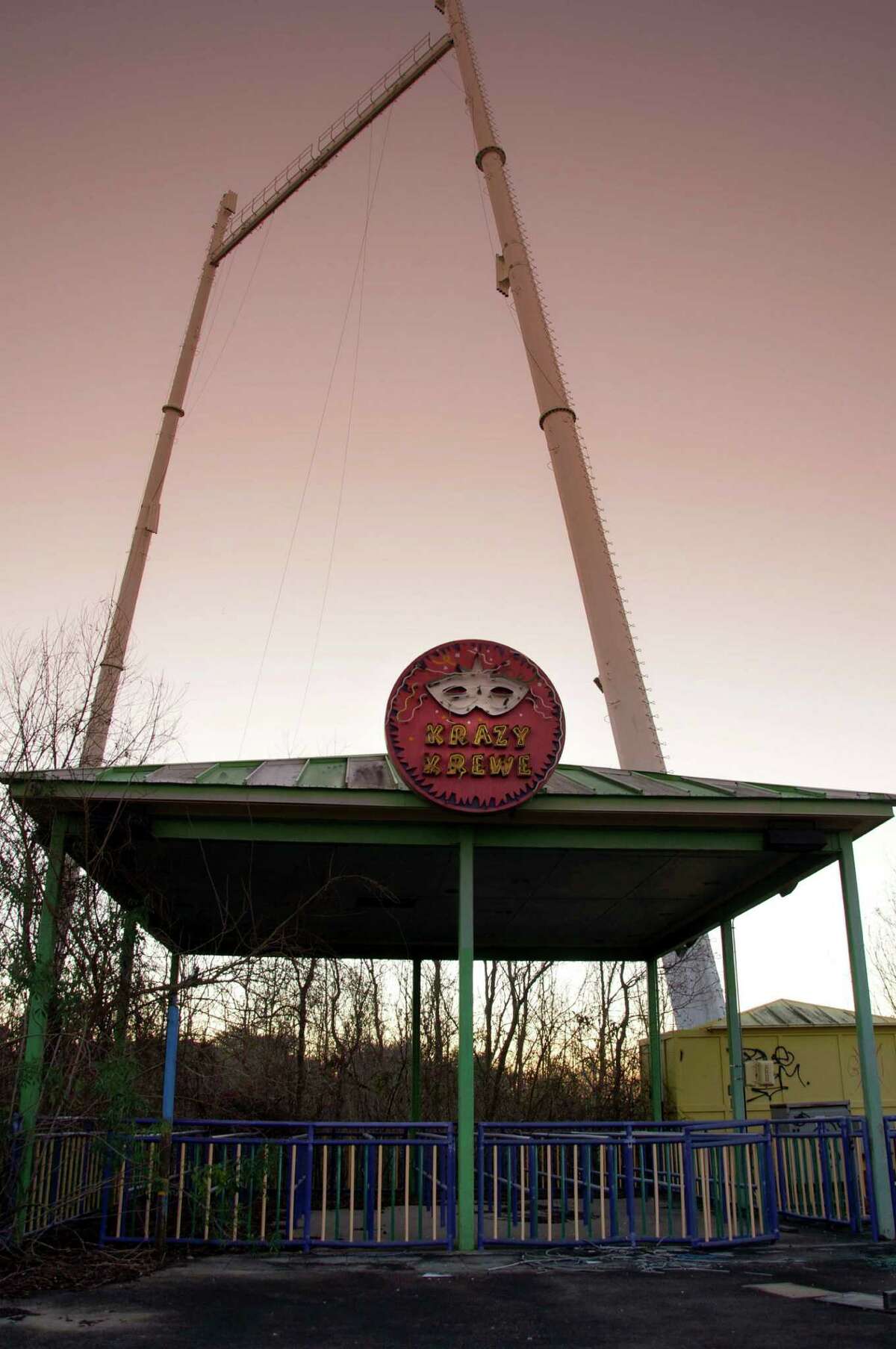 Photos show desolate, abandoned Six Flags New Orleans 10 years after ...