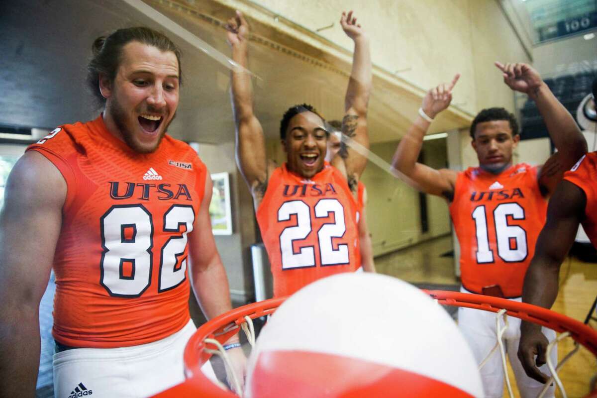 UTSA strikes a pose for 2015 season