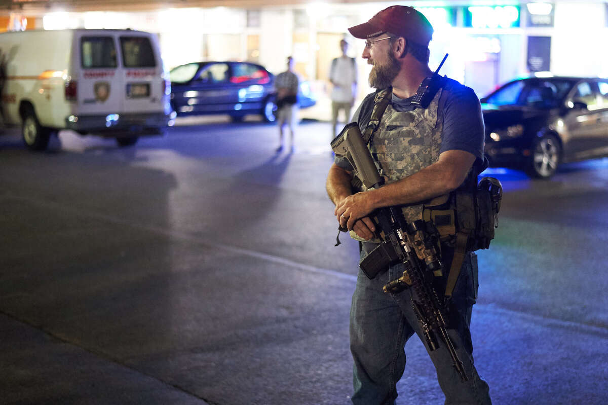 Oath Keepers, an armed right-wing militia, turn up in Ferguson