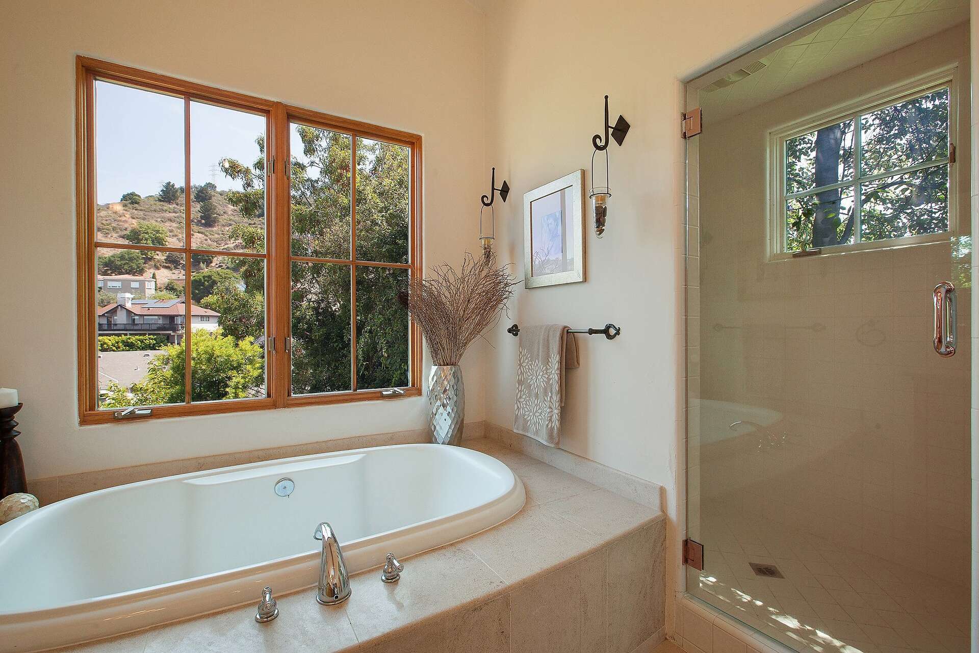 Spacious public rooms, stylish yard define Oakland Contemporary