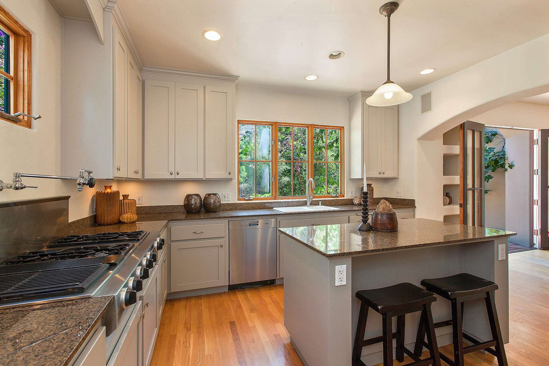 Spacious public rooms, stylish yard define Oakland Contemporary