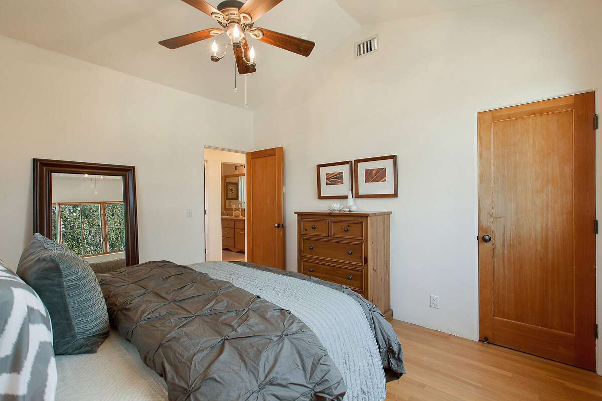 Spacious public rooms, stylish yard define Oakland Contemporary