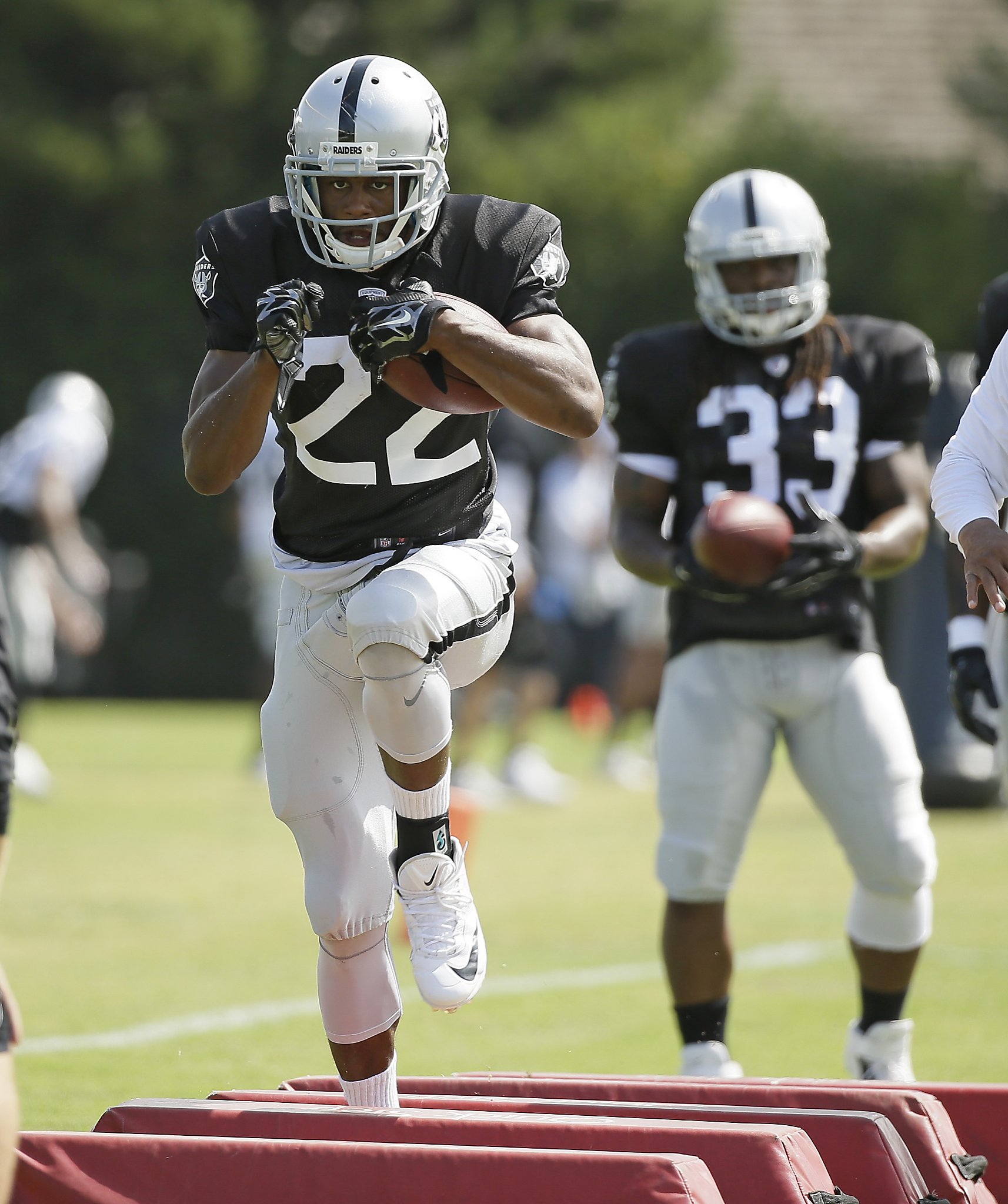 Raiders’ Taiwan Jones moves back to offense