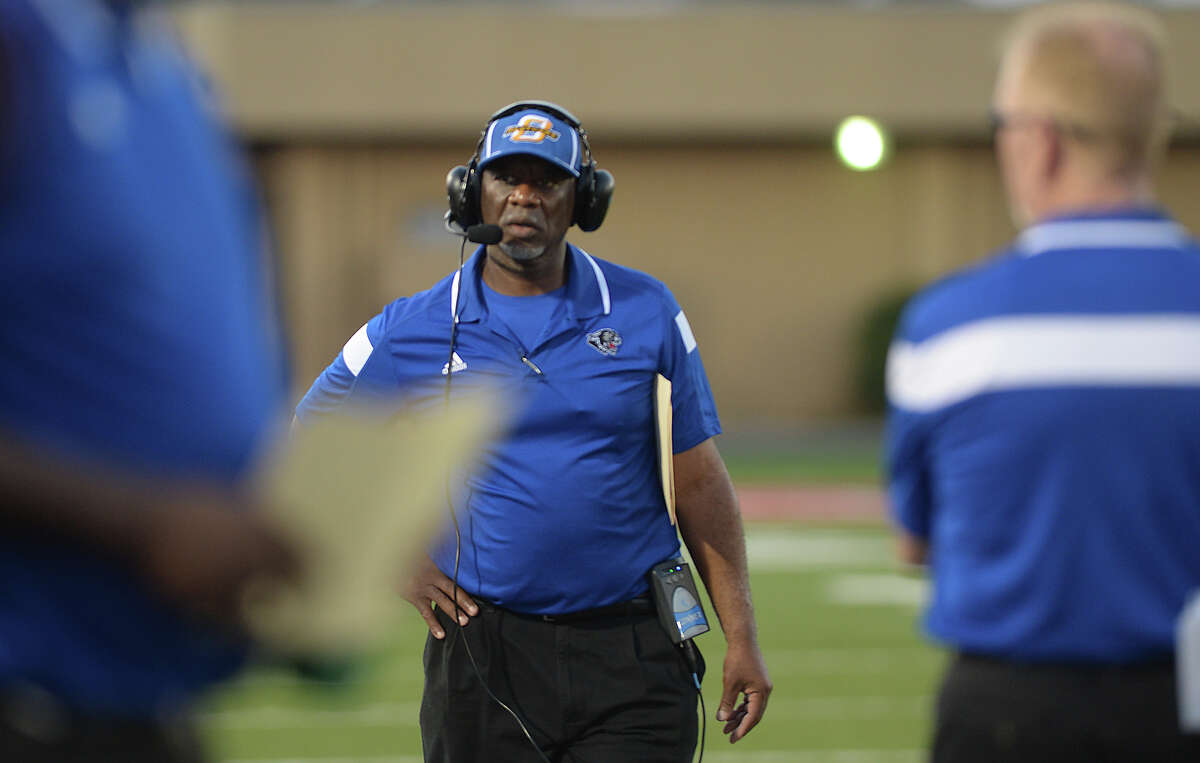 Panthers upset Titans in closing ticks