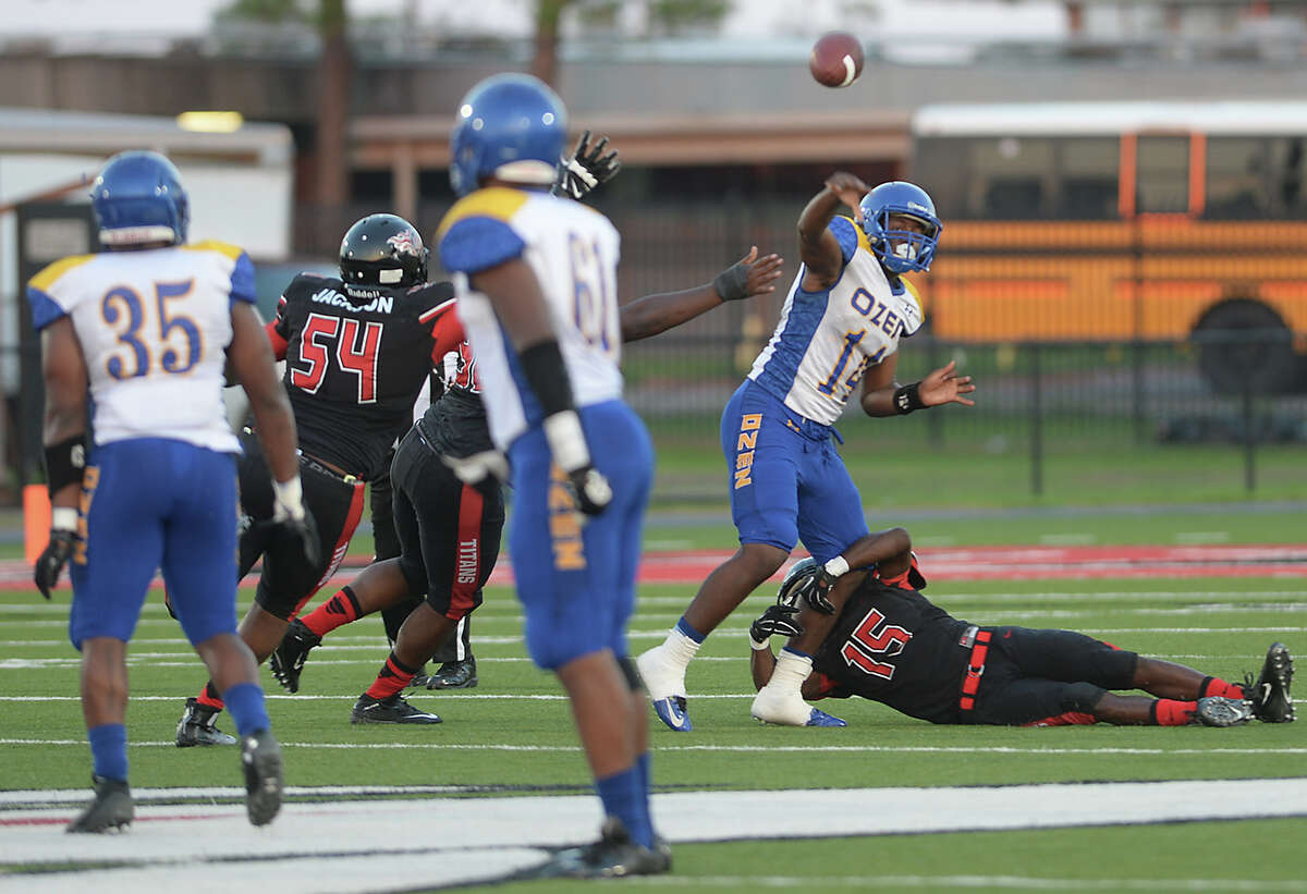Panthers upset Titans in closing ticks