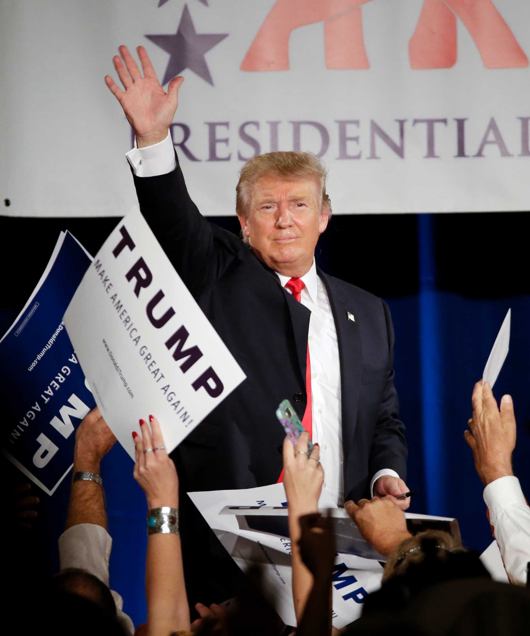 Trump signs pledge to back GOP's 2016 presidential nominee