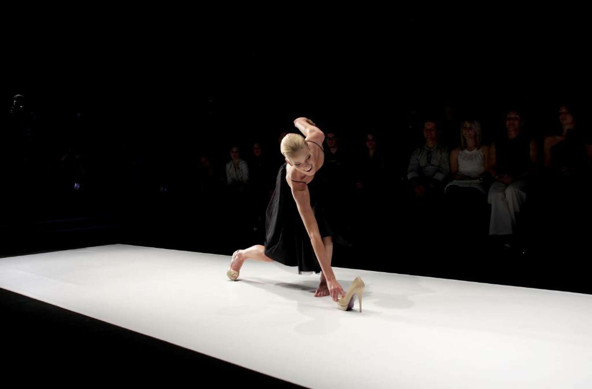 Slideshow: Clumsy models stumbling around on the runway
