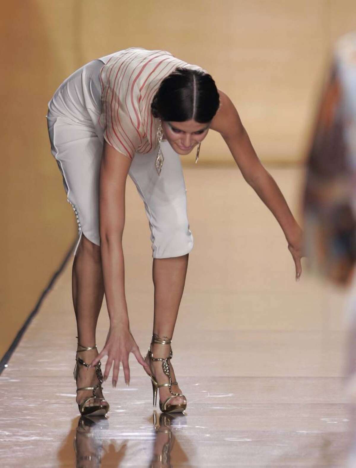 Slideshow: Clumsy models stumbling around on the runway