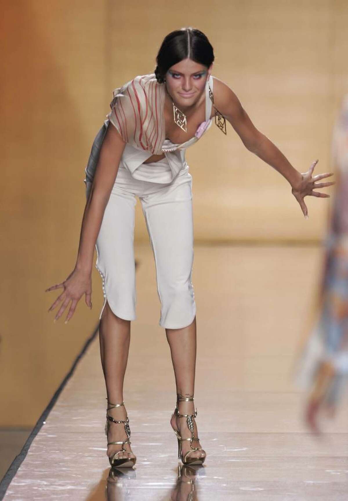 Slideshow: Clumsy models stumbling around on the runway