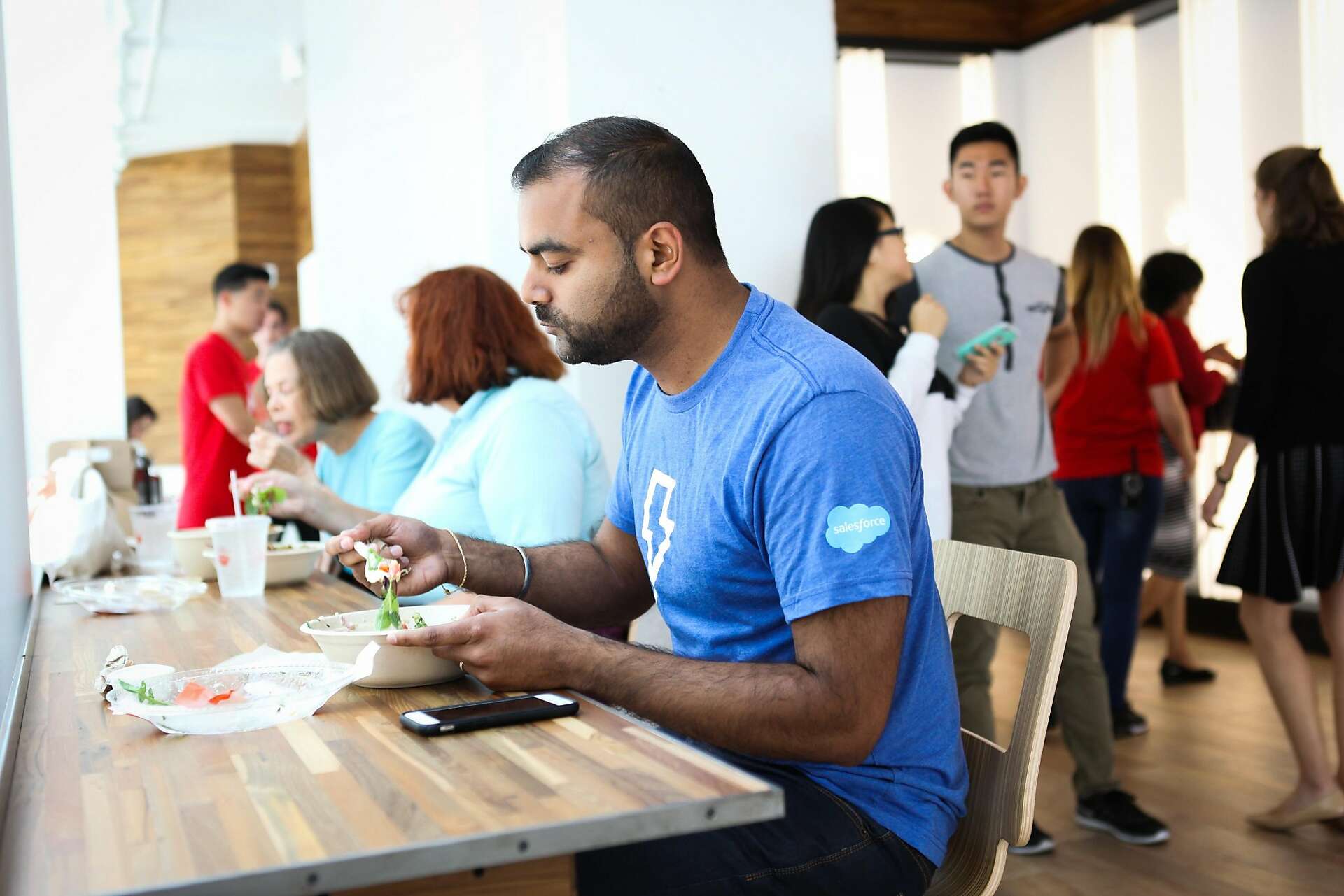 Crowds flock to new S.F. tech-friendly fast-food joint Eatsa
