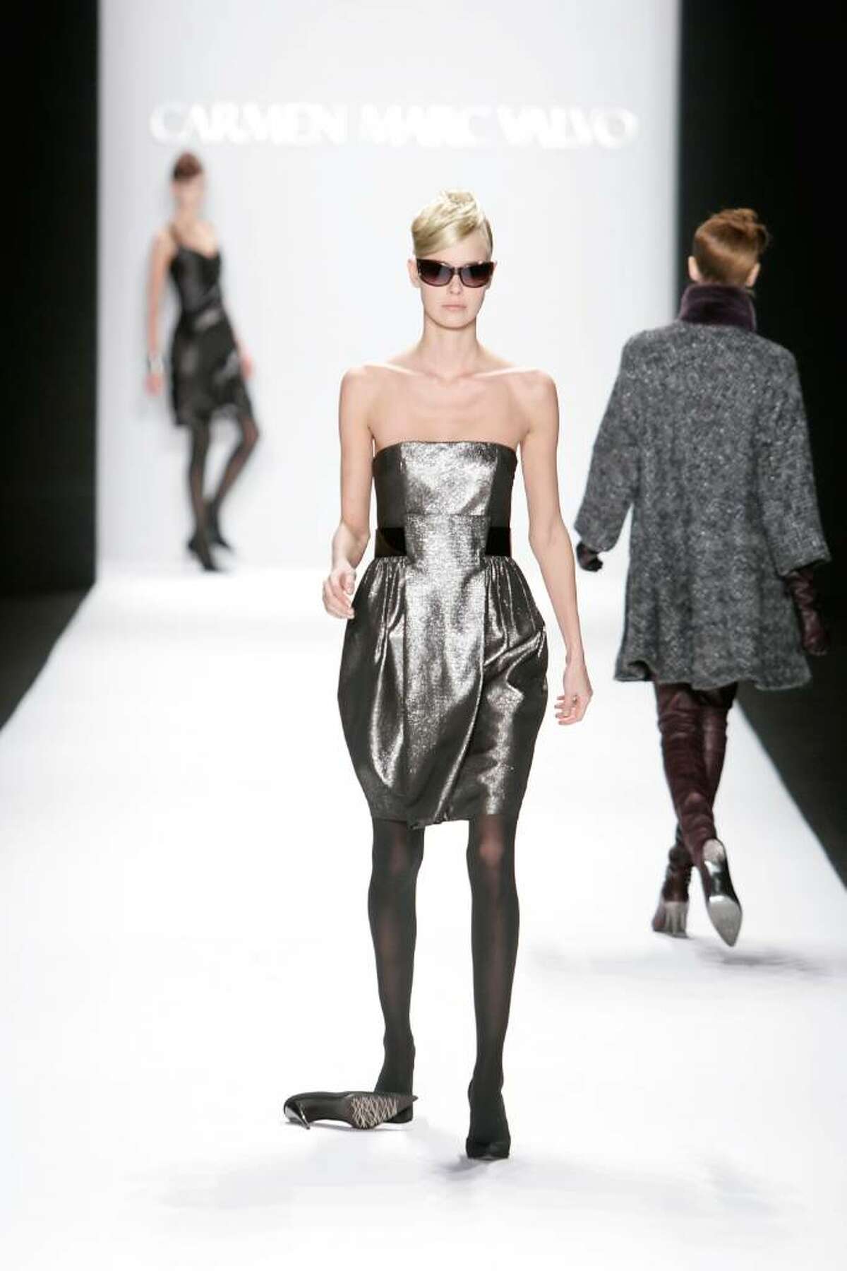 Slideshow: Clumsy models stumbling around on the runway