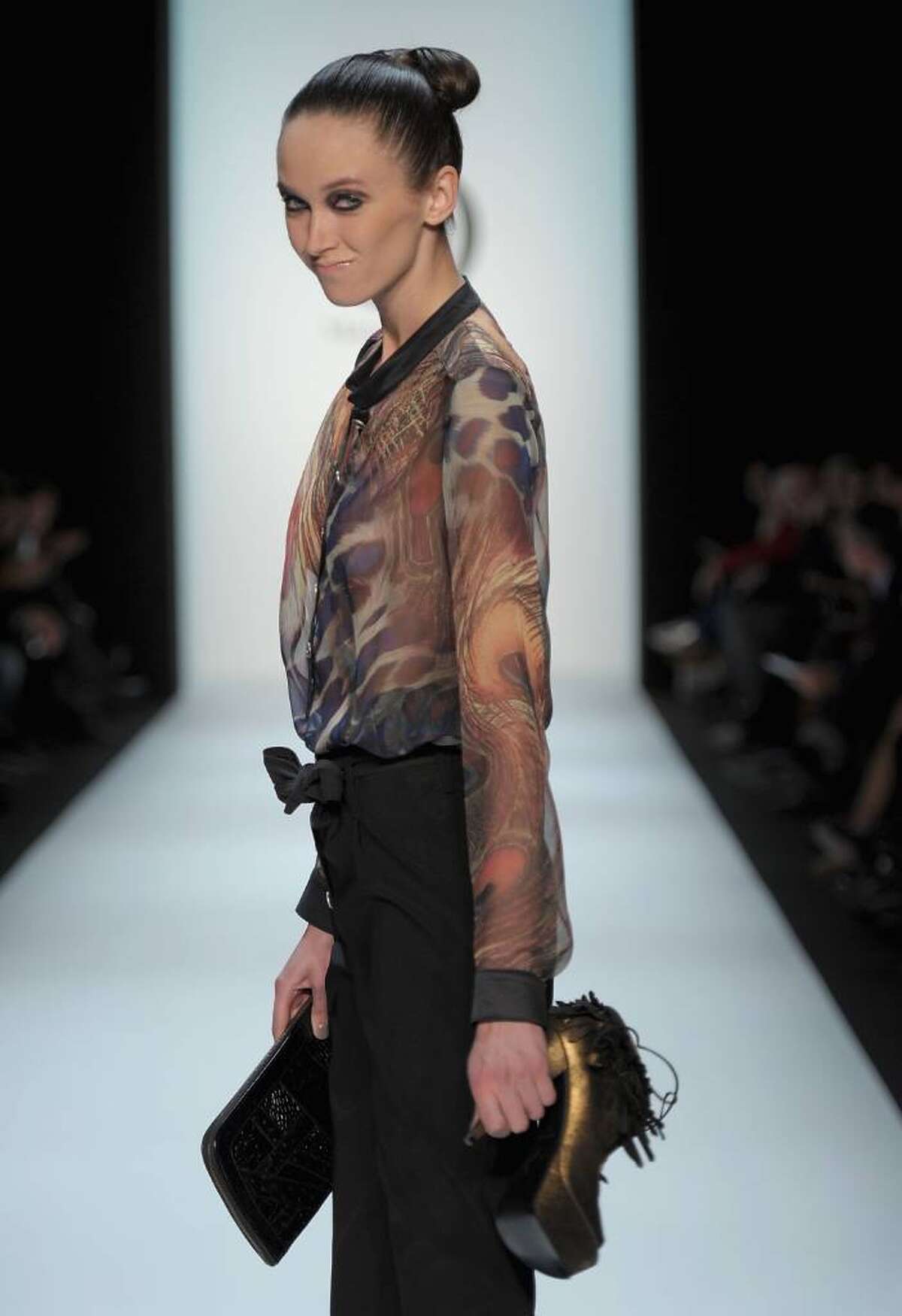 Slideshow: Clumsy models stumbling around on the runway