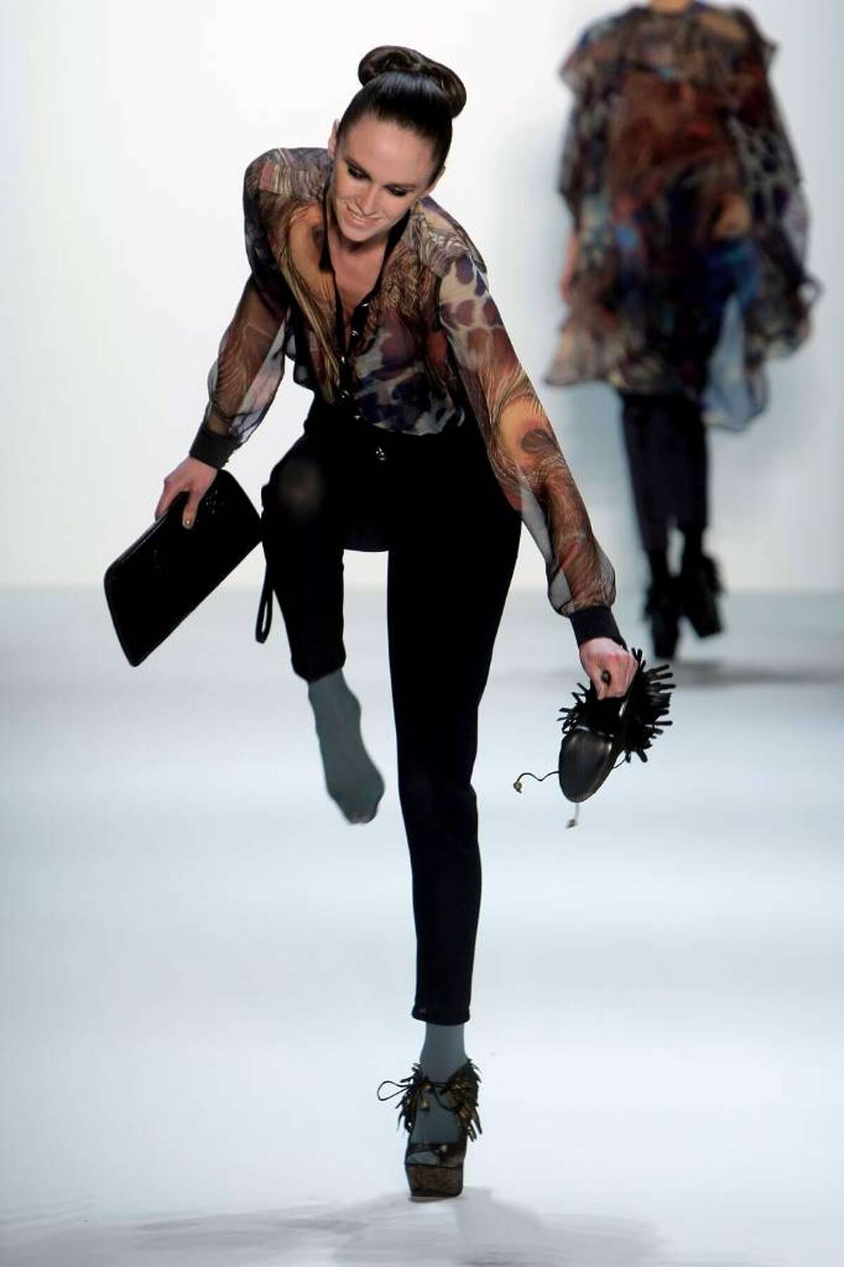 Slideshow: Clumsy models stumbling around on the runway