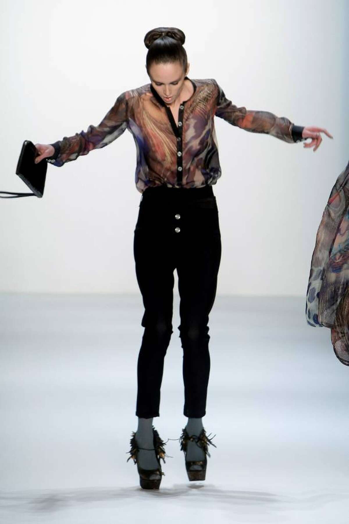 Slideshow: Clumsy models stumbling around on the runway