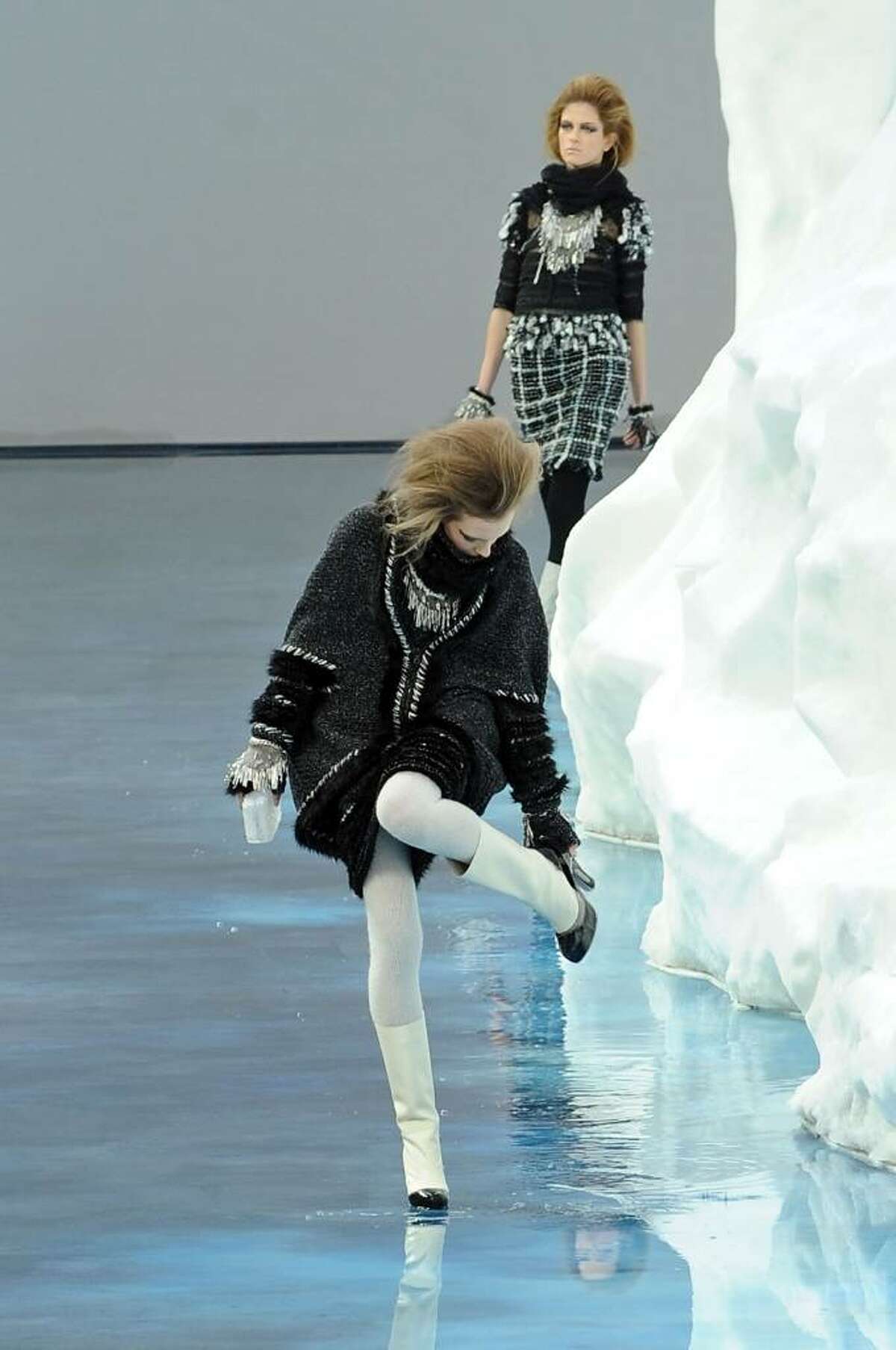 Slideshow: Clumsy models stumbling around on the runway