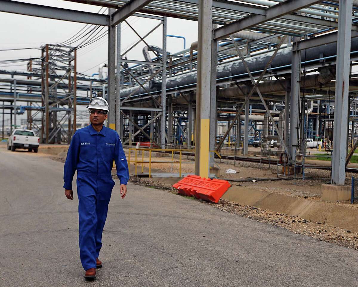 Low oil prices cut into LyondellBasell profits